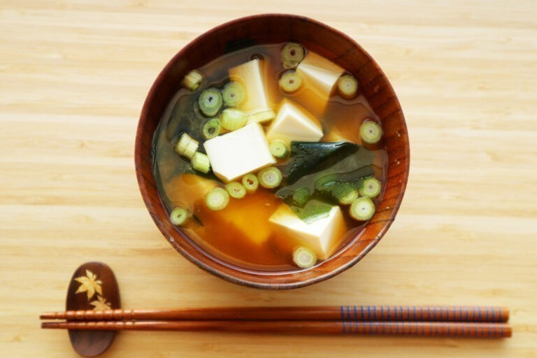 Authentieke misosoep met zijden tofu en wakame l Japanse keuken