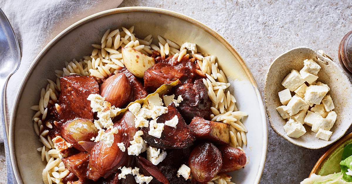 Vegan recept stoofpotje: stifado van seitan met feta en miso